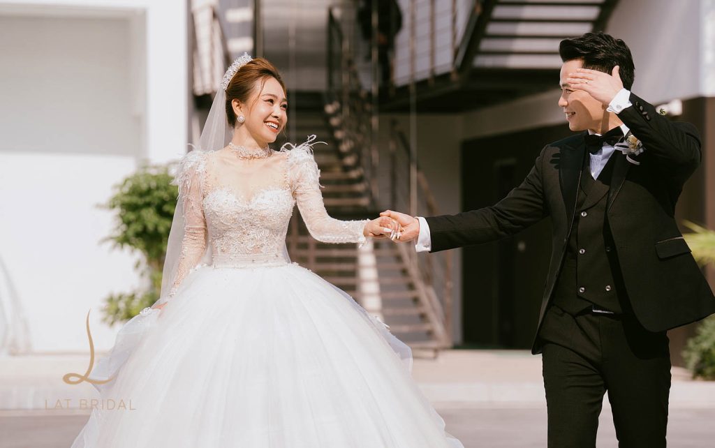 Váy cưới 150 triệu trong hôn lễ ca sĩ Quách Mai Thy có gì đặc biệt. – LAT Bridal