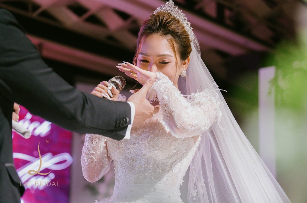 Váy cưới 150 triệu trong hôn lễ ca sĩ Quách Mai Thy có gì đặc biệt. – LAT Bridal